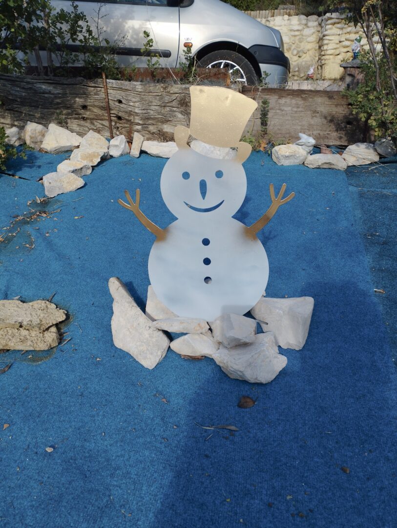 Bonhomme de neige en acier découpé au laser n°2 - Mees Découpe Laser
